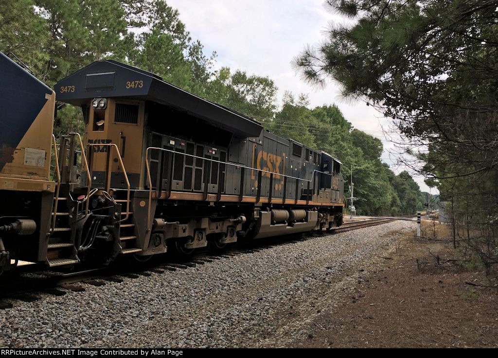 CSX 3473 pauses for green, with 8 units behind and a METRA F40PHM-2 in tow, at Gordon St